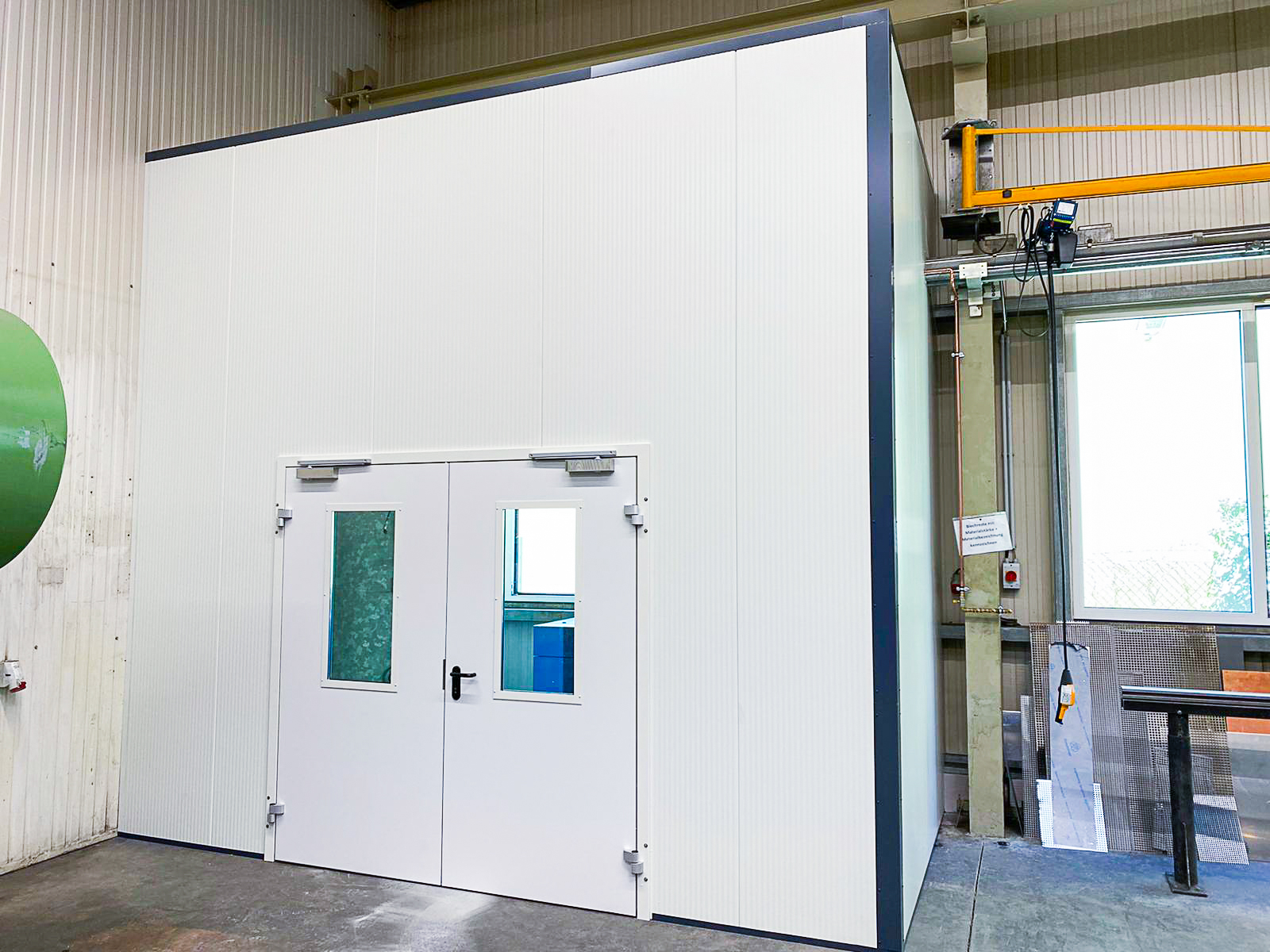 Schallschutzkabine für Kuhmünch Werkzeugbau GmbH | Jansen Holding